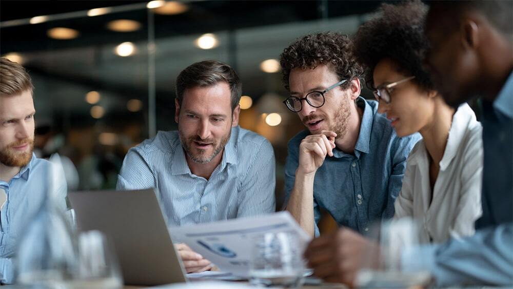 Strategische Beschaffung: Definition, Prozess & Unterschied zu operativ